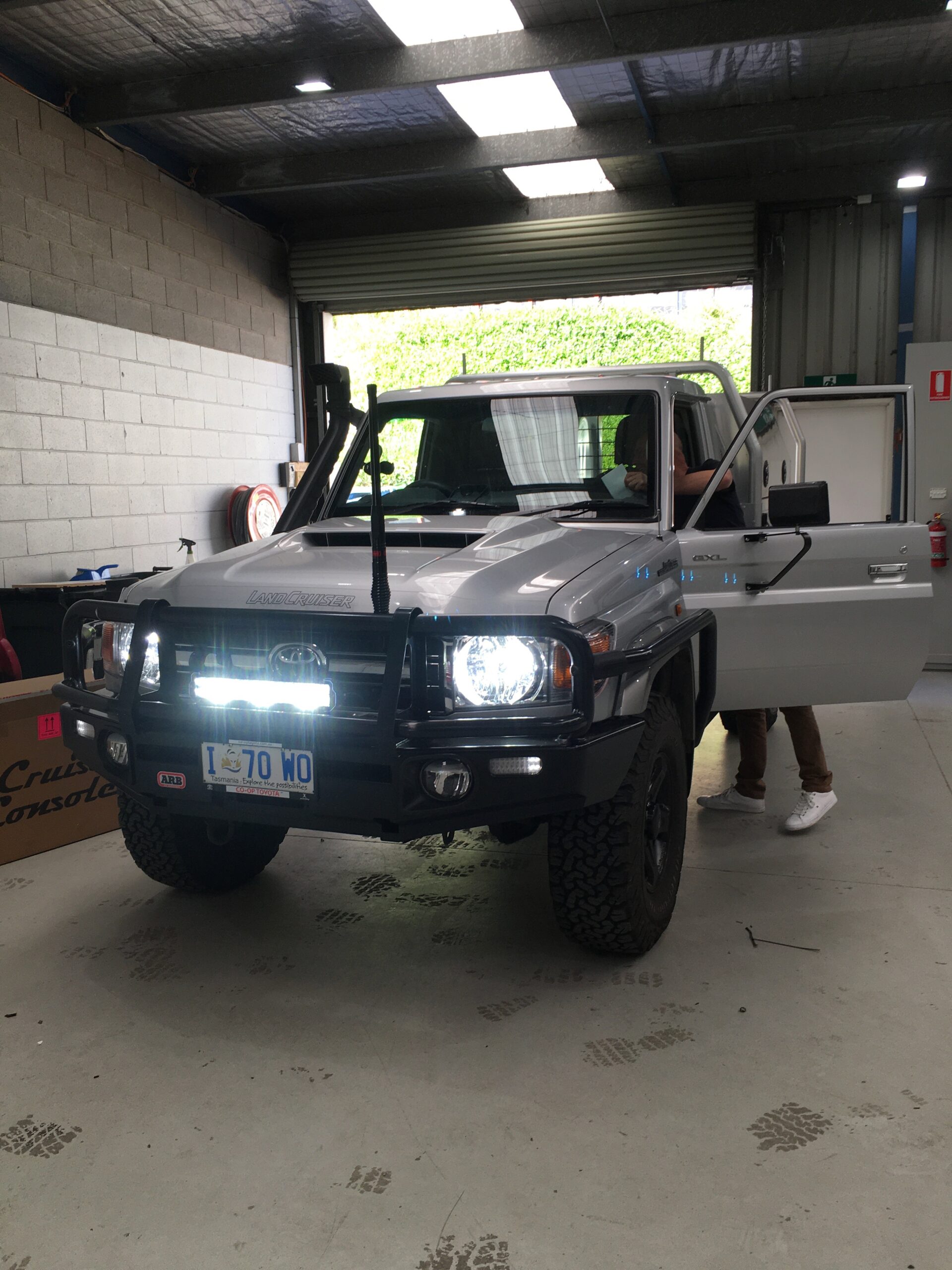 79 Series Cruiser Lightbar & Headlight Upgrade – Driven Sound Vision ...